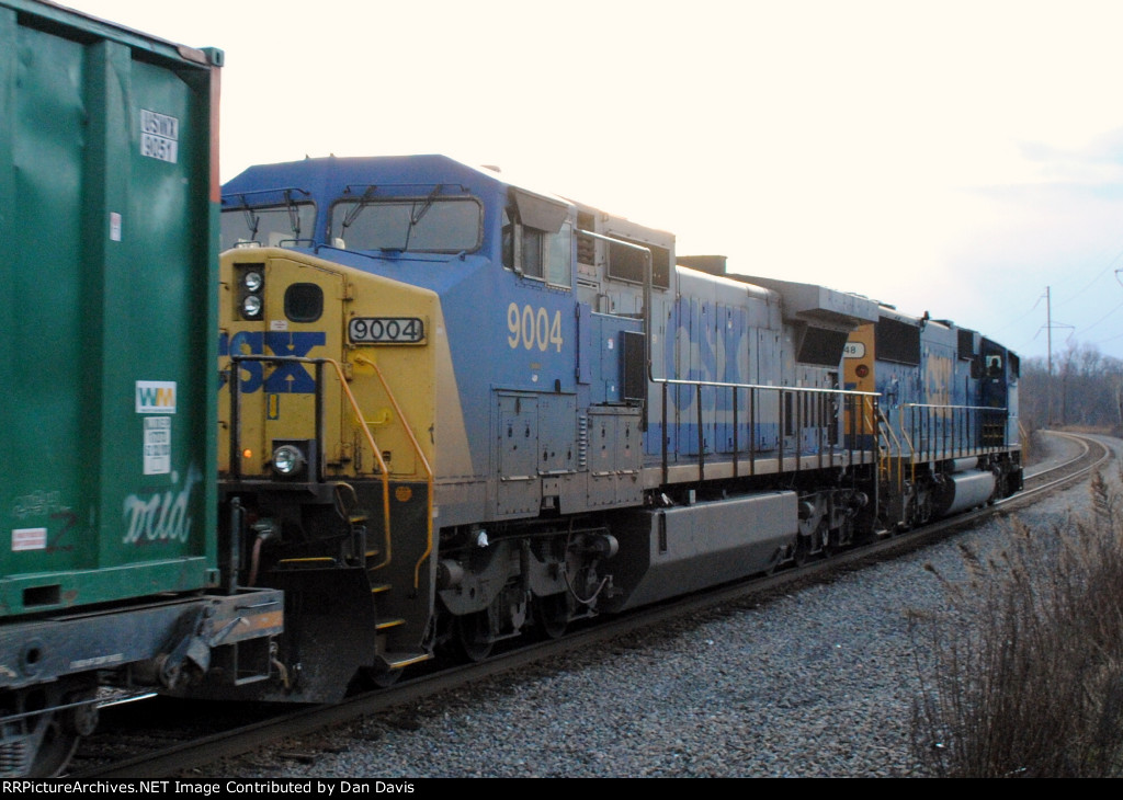 CSX CW40-9 9004 on Q703-02